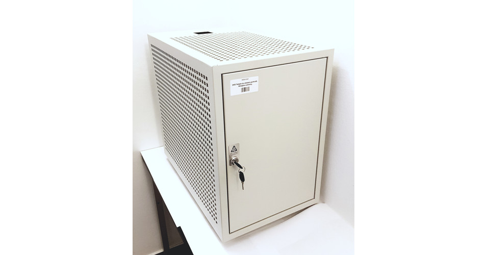 MD tetején és oldalain perforált, fémajtós, vandálbiztos számítógép ...